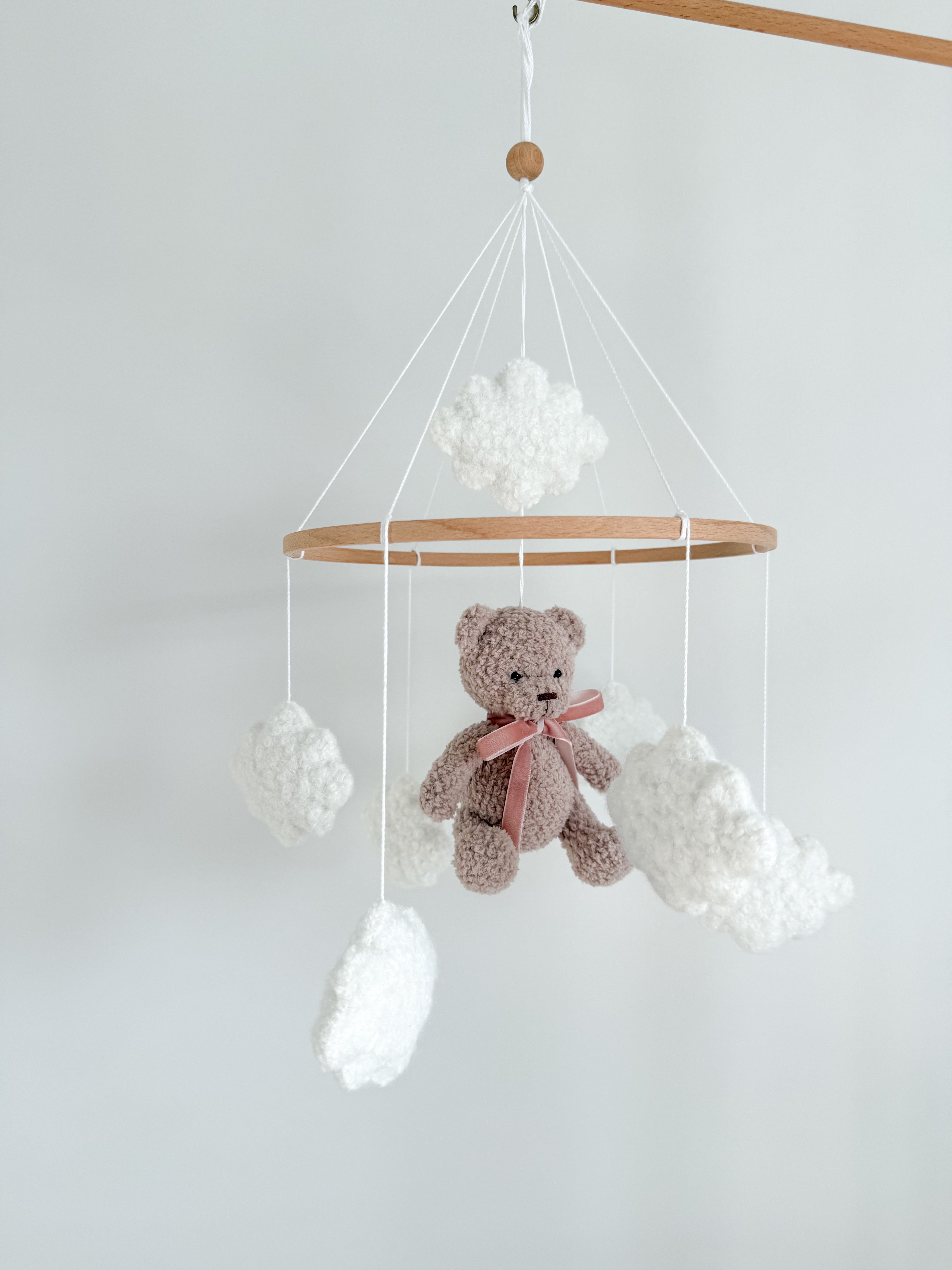 Boucle mobile with beige teddy bear – Wood and Tale